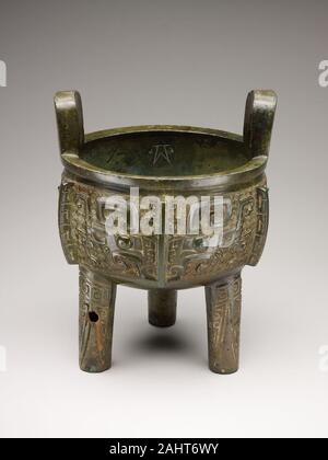 Bronze ritual vessel Ding. Shang Dynasty 12th - 11th century BC. China ...