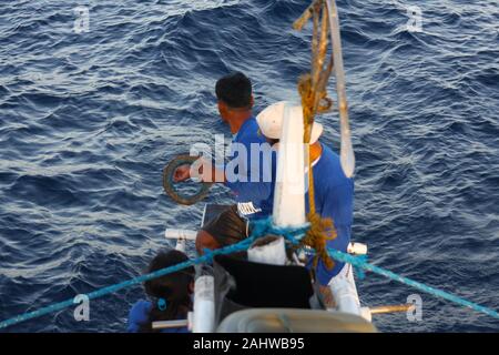 Artisanal yellowfin tuna handline fishing in the waters of Mindoro ...
