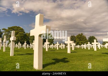 Multiple rows of white crosses in cemetery Stock Photo - Alamy