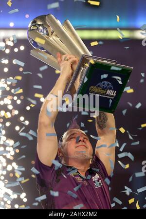 Peter Wright celebrates after winning his fourth round match against ...