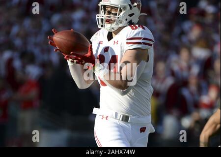 Wisconsin Badgers tight end Jake Ferguson (84) makes a catch against ...