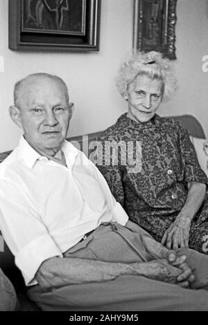 Familie Siegert in ihrem Wohnzimmer, 1969. Siegert family in their ...