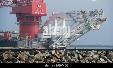 Sassnitz, Germany. 12th Dec, 2019. The Russian pipe-laying ship ...