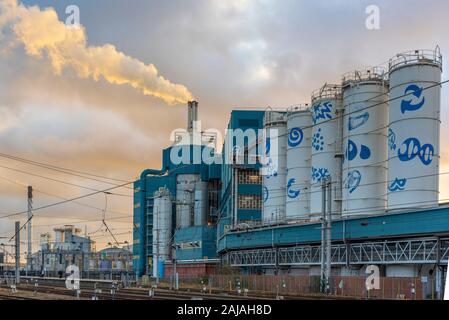 Unilever factory at Warrington Bank Quay. Emissions chimney Stock Photo ...