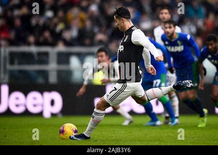 Cristiano Ronaldo of Juventus scores from the penalty spot to level the ...