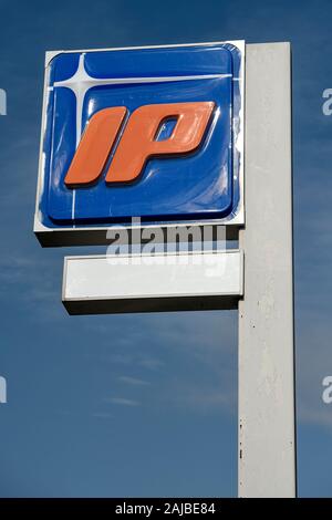 api, italian, petrol, station, fuel, oil, company, italy, filling Stock ...