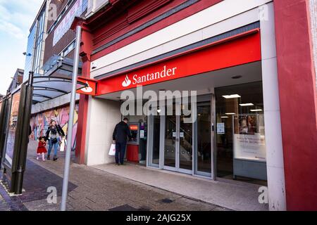 Entrance to Santander Consumer Finance building, Station Road, Redhill ...