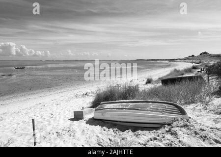 Boote auf dem Sandstrand und im Wattenmeer bei Munkmarsch vor Sylt bei ...