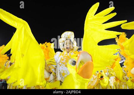 Rio de Janeiro, Brazil, February 9, 2018. Parade of samba schools ...