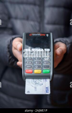 Card payment with chip and pin machine in shop Stock Photo - Alamy