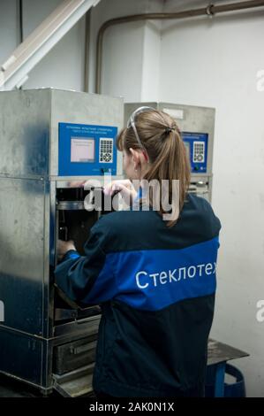 Quality control on glass bottles factory. Tyumen Stock Photo - Alamy