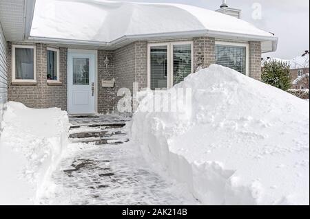 Path through snow to front door Stock Photo - Alamy