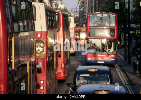 Busse auf der Oxford Street in London. Busse auf der Oxford Street in ...