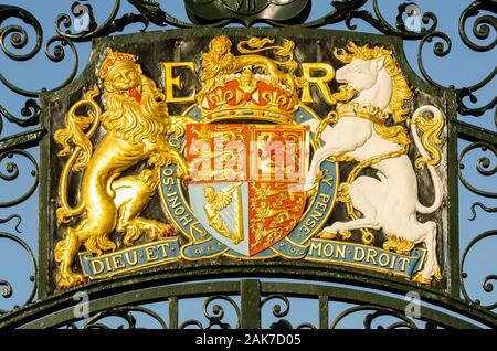 Royal crest and motto on Queen Victoria (1819–1901) Diamond jubilee ...