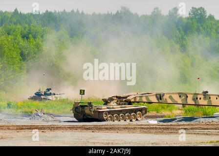Bridge layer MTU-72 in action under tank cover Stock Photo - Alamy