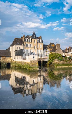France, Finistere, Landerneau, 16th century Rohan Bridge across the ...