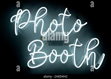 Neon sign that says "photo booth Stock Photo - Alamy