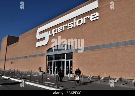 ESSELUNGA SUPERSTORE SIGN ON THE WALL Stock Photo - Alamy