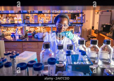 Students working in science lab classroom Stock Photo - Alamy