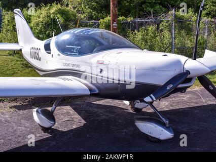 Single engine aircraft resting before their flight Stock Photo - Alamy
