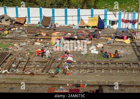 Mumbai Slum Poverty poor people ( Bombay ) India Stock Photo - Alamy