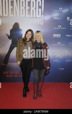 Julia Cumming bei der Premiere des Kinofilms The Running Man im Odeon ...