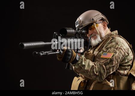 US army soldier pointing gun Stock Photo - Alamy