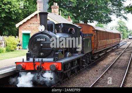 J15 steam locomotive with Gresley Quad Art set of wooden carriages ...