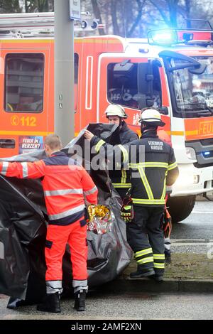 13 January 2020, Hamburg: Emergency services are on duty at the scene ...