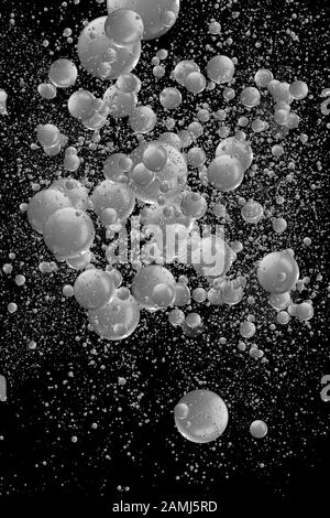 Chaotic water bubbles and liquid spheres float and splash in a 3D ...