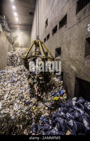 Municipal employees in the waste disposal and cleaning of the Munich ...