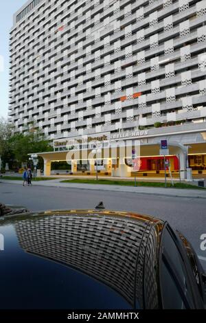 The Arabellahaus with the Sheraton Arabellaprk Hotel at ...