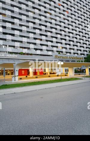 The Arabellahaus with the Sheraton Arabellaprk Hotel at ...