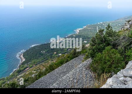 Trekking on the 750 path of Monte Circeo Stock Photo - Alamy