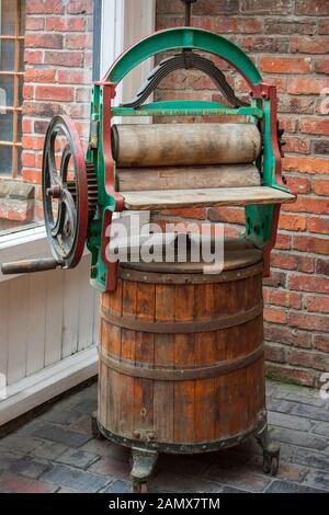 Mangle, Victorian Mangle, mangle machine, mangle laundry, mangle ...