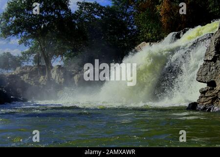 Hogenakkal Waterfalls on River Kaveri Stock Photo - Alamy