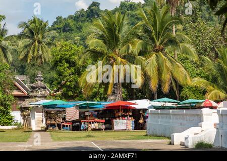 That Makmo, Wat wisunarat Is one of the oldest Buddhist temples in ...