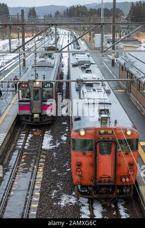 A JR East train at Kanita Station on the Tsugaru Line in Aomori ...