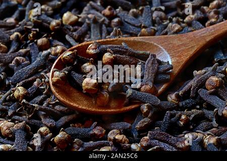 cloves in wooden spoon Stock Photo - Alamy