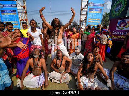 Hindu devotees arrive to offer prayers amidst fog at the Shankaracharya ...