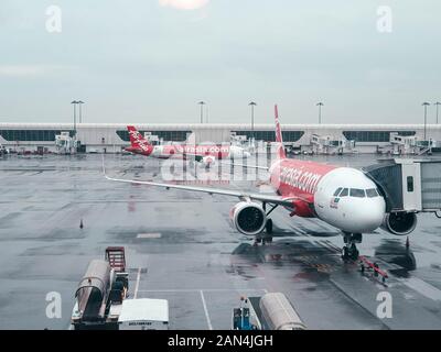 AirAsia Thai Airbus A320 passenger early morning. Don Mueang ...