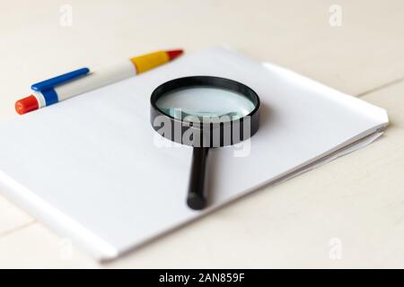 Loupe et calepin pour prendre des notes Stock Photo - Alamy