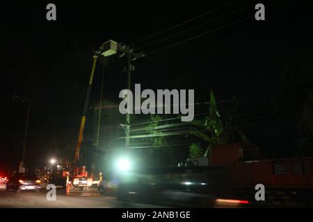 Philippines. 16th Jan, 2020. Meralco lineman while cleaning the Pimpose ...