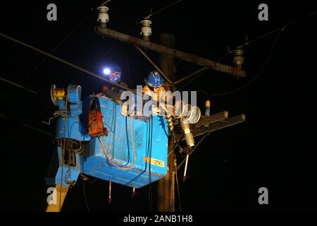 Philippines. 16th Jan, 2020. Meralco lineman while cleaning the Pimpose ...