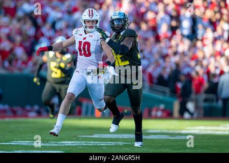 Oregon Ducks linebacker La'Mar Winston Jr. (32) interviews linebacker ...
