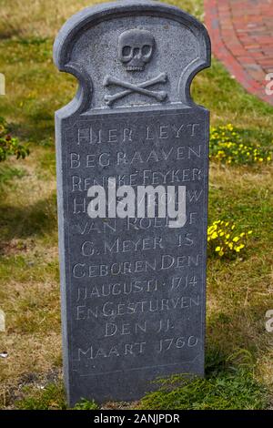 Memento Mori, skull and crossbones in St Cuthbert's Churchyard ...