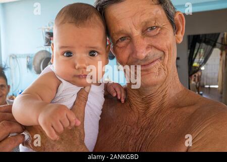 Family. El Cayuco, Pinar Del Río, Cuba Stock Photo - Alamy