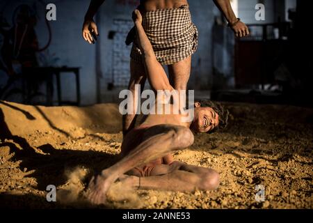 Kushti wrestlers fighting. Varanasi, India Stock Photo - Alamy