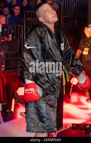 Attila Kalman auf dem Weg zum Ring bei der SES Boxing- / EC Boxing- Box ...