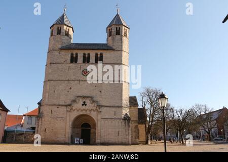 Blick auf eine historische Kirche im Zentrum von Bad Gandersheim in ...
